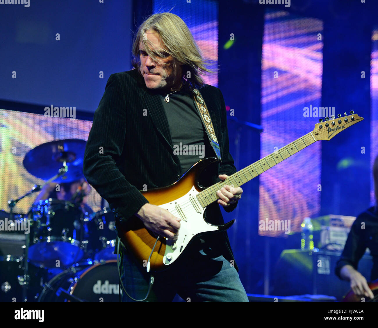 FORT LAUDERDALE, FL - FEBRUARY 26: Jennifer Batten performs at The ...