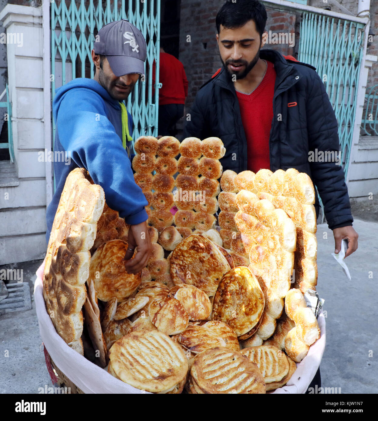Jammu, India. 25th Nov, 2017. A Kashmiri bread seller shouts to attract ...