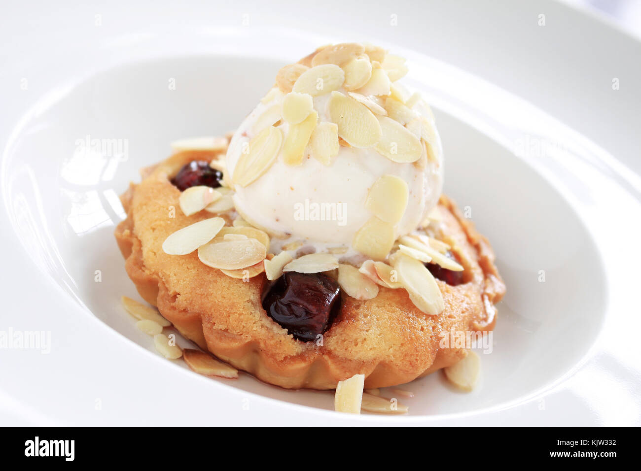 traditional bakewell tart pudding Stock Photo - Alamy