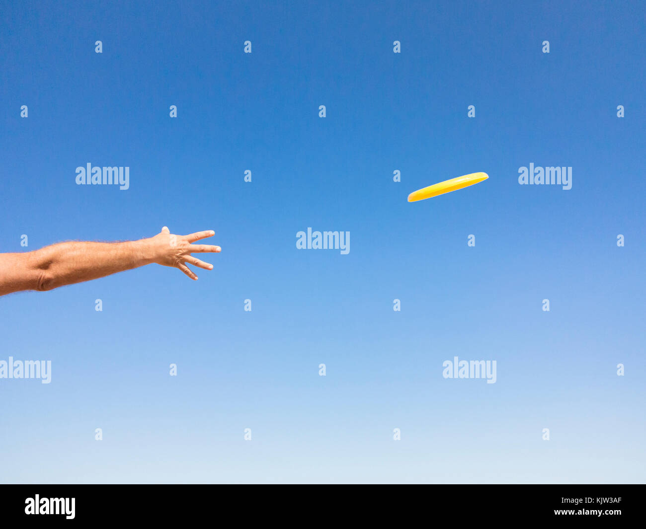 Man throwing frisbee hi-res stock photography and images - Alamy
