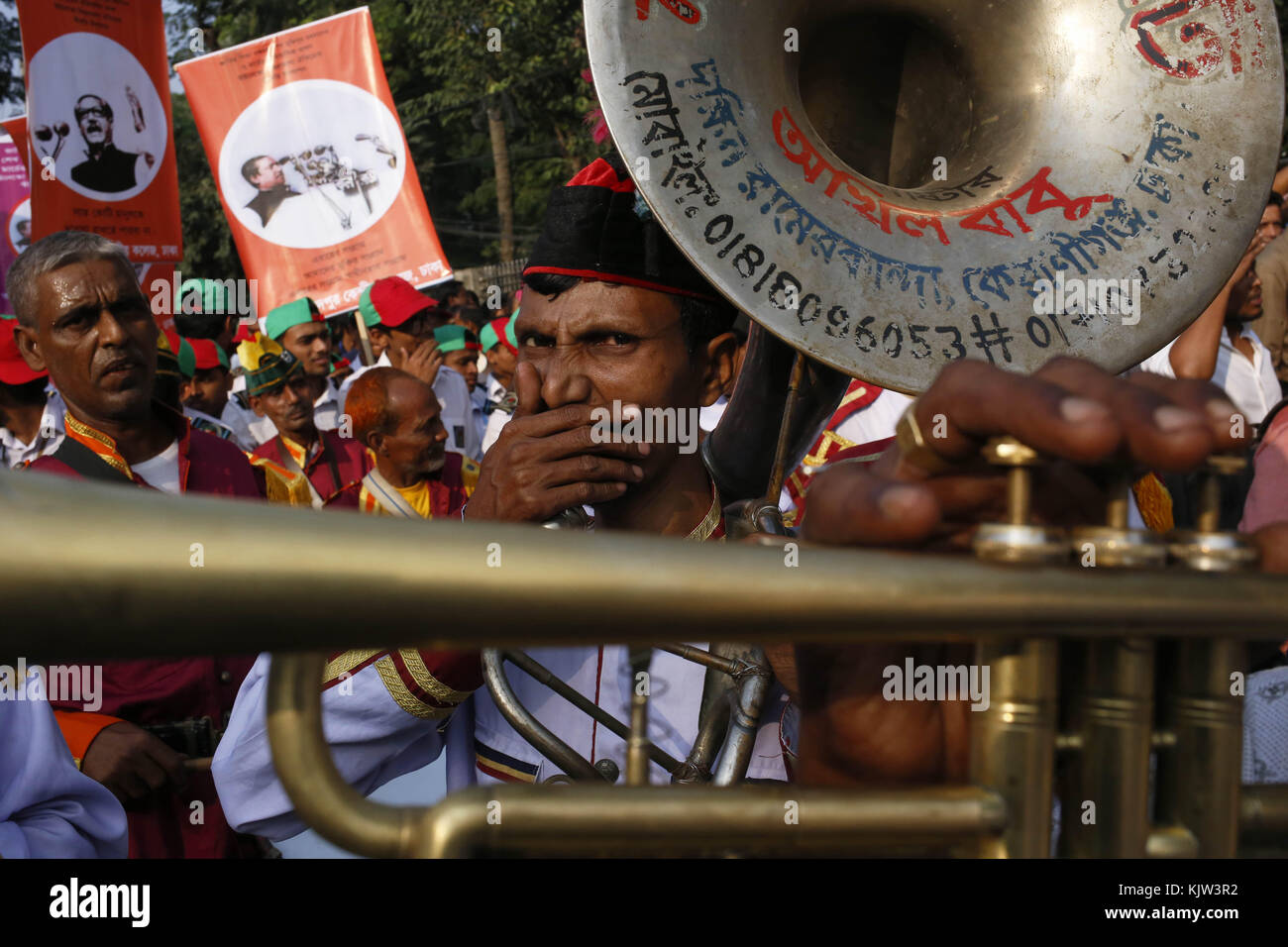 Dhaka, Bangladesh. 25th Nov, 2017. A Bangladeshi band member is to yawn ...
