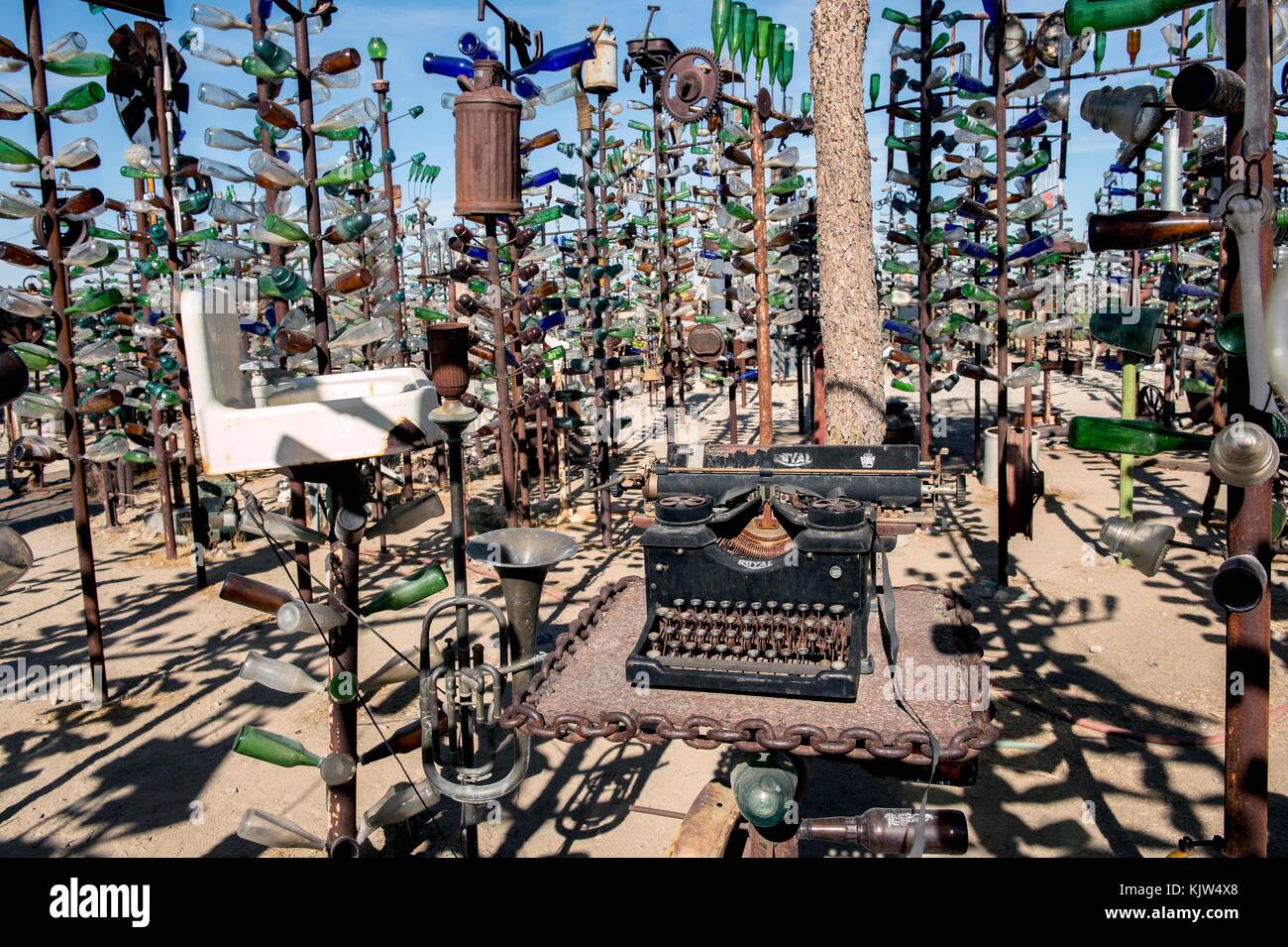 Oro Grande, California, USA. 25th Nov, 2017. Bottle Tree Ranch, a ...