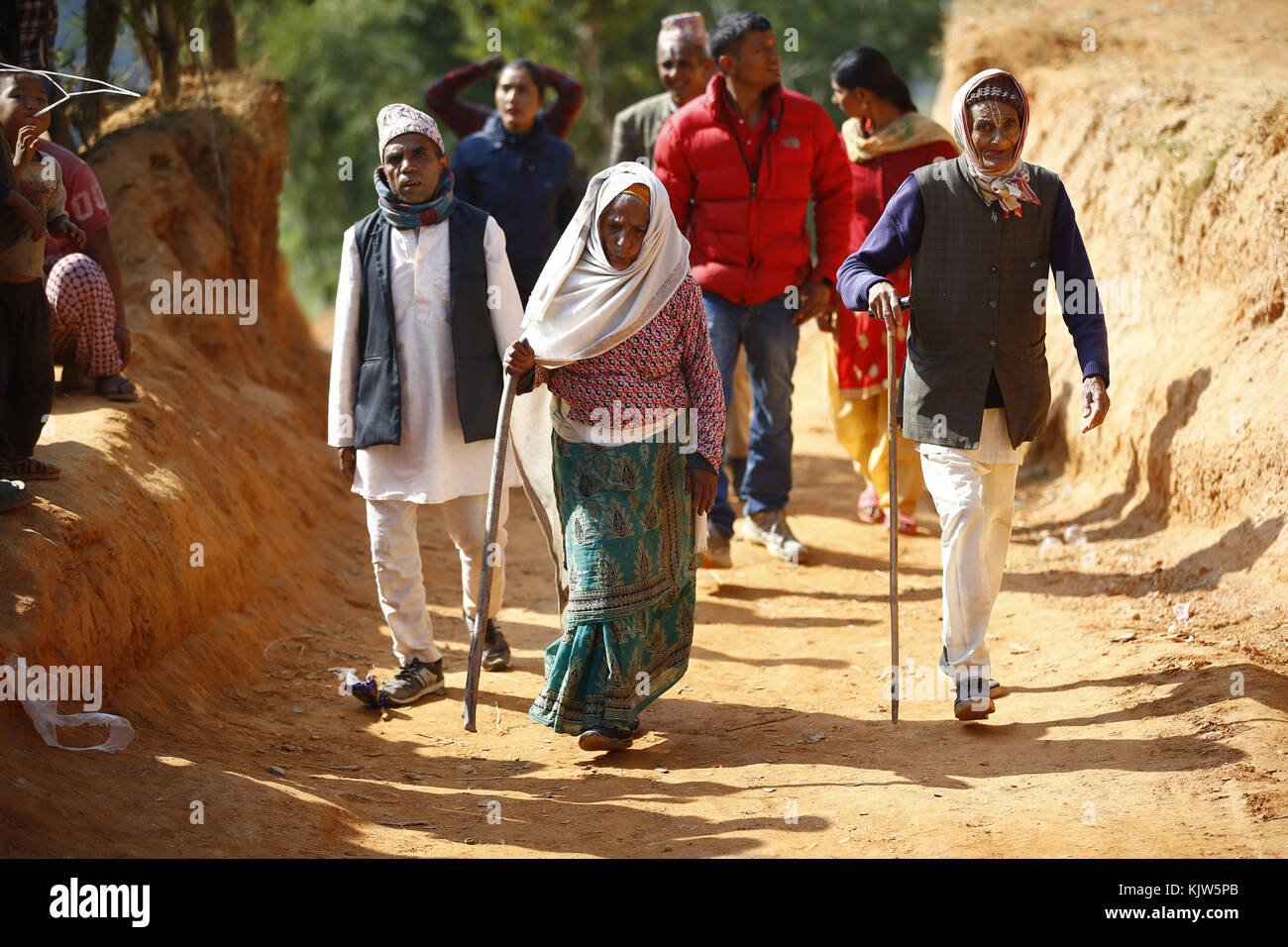 Phidim, Nepal. 26th Nov, 2017. Elderly people return after casting ...