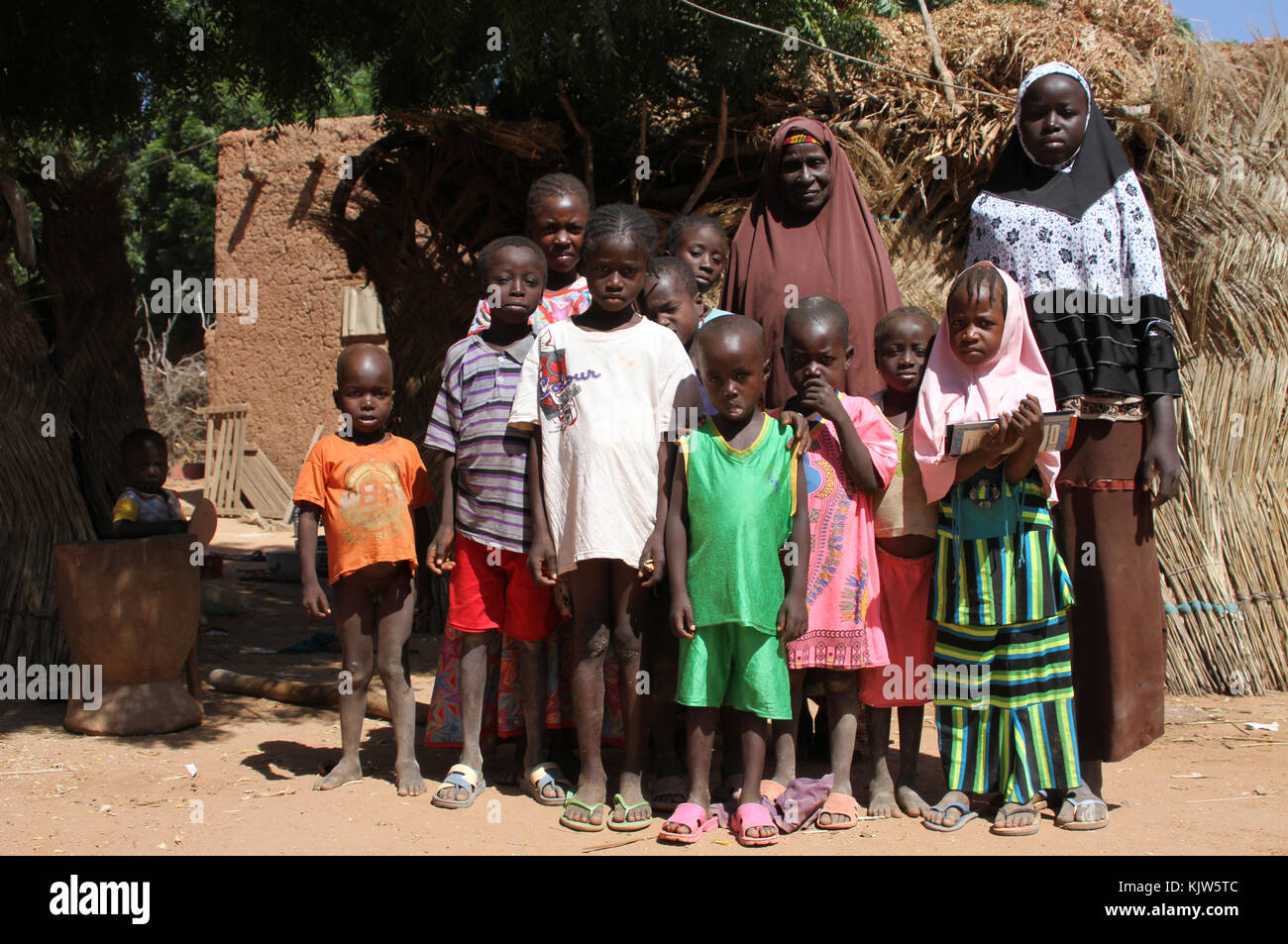 Dosso, Niger. 24th Oct, 2017. Farmer Hadjo Haruna (c, brown headscarf ...