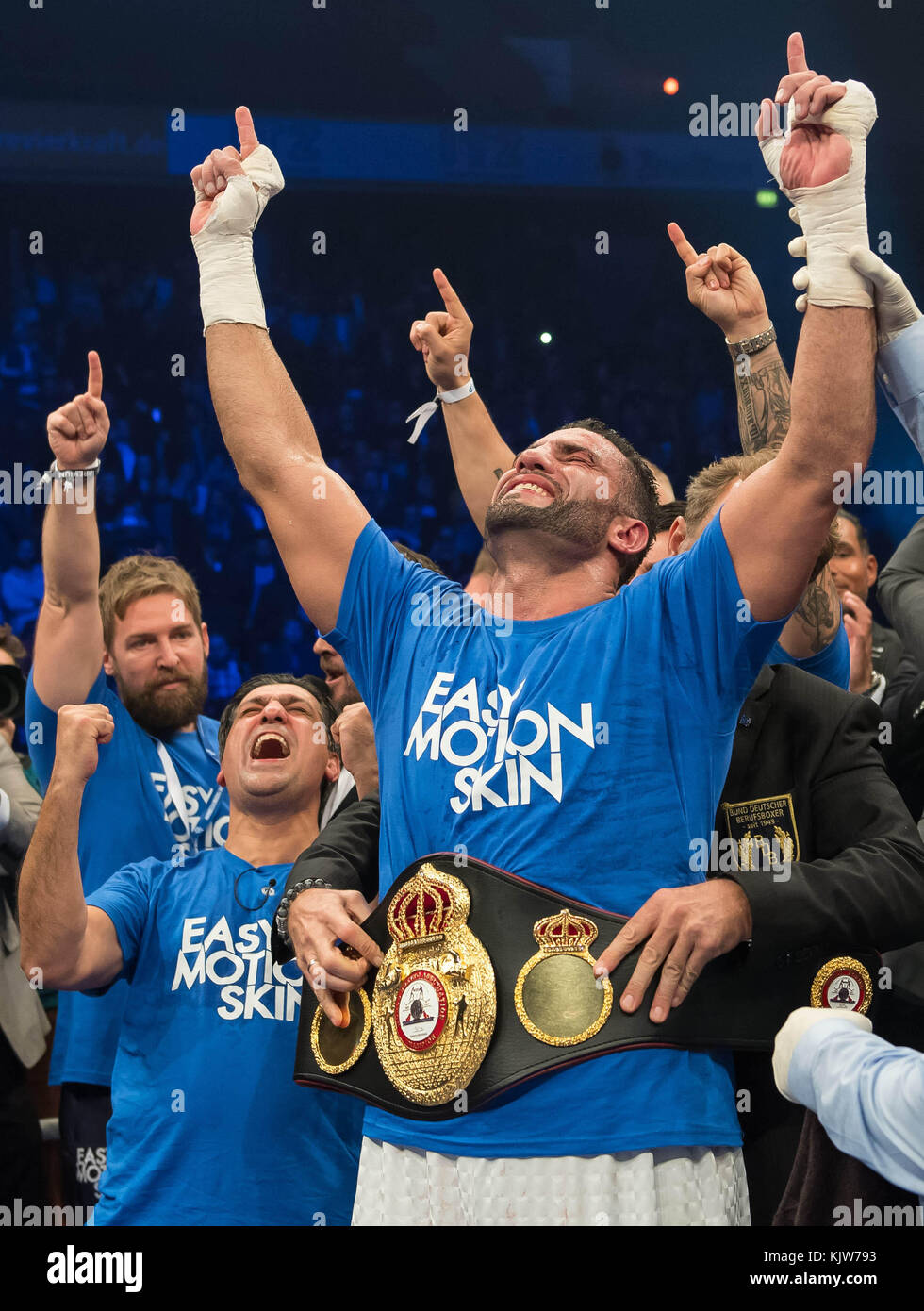 Oberhausen, Germany. 25th Nov, 2017. German Manuel Charr celebrates (C ...