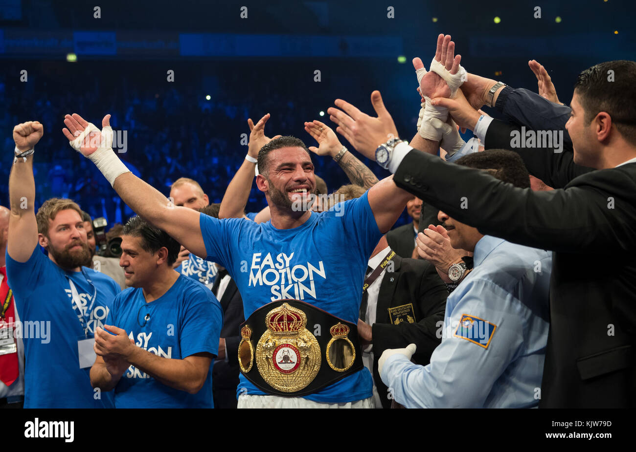 Oberhausen, Germany. 25th Nov, 2017. German Manuel Charr celebrates (C ...