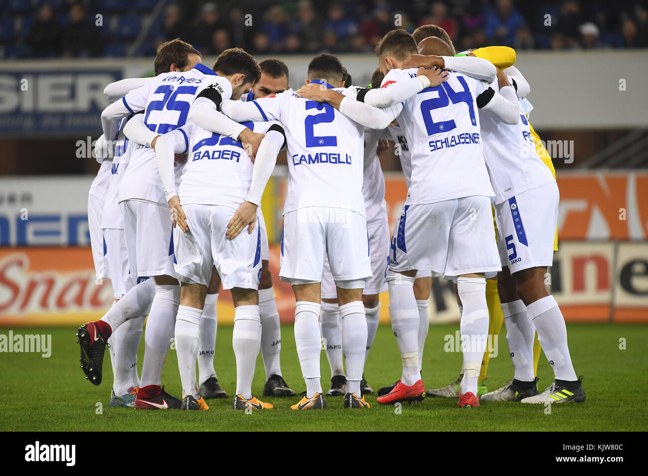 Paderborn, Deutschland. 24th Nov, 2017. Die Mannschaft des KSC vor dem ...