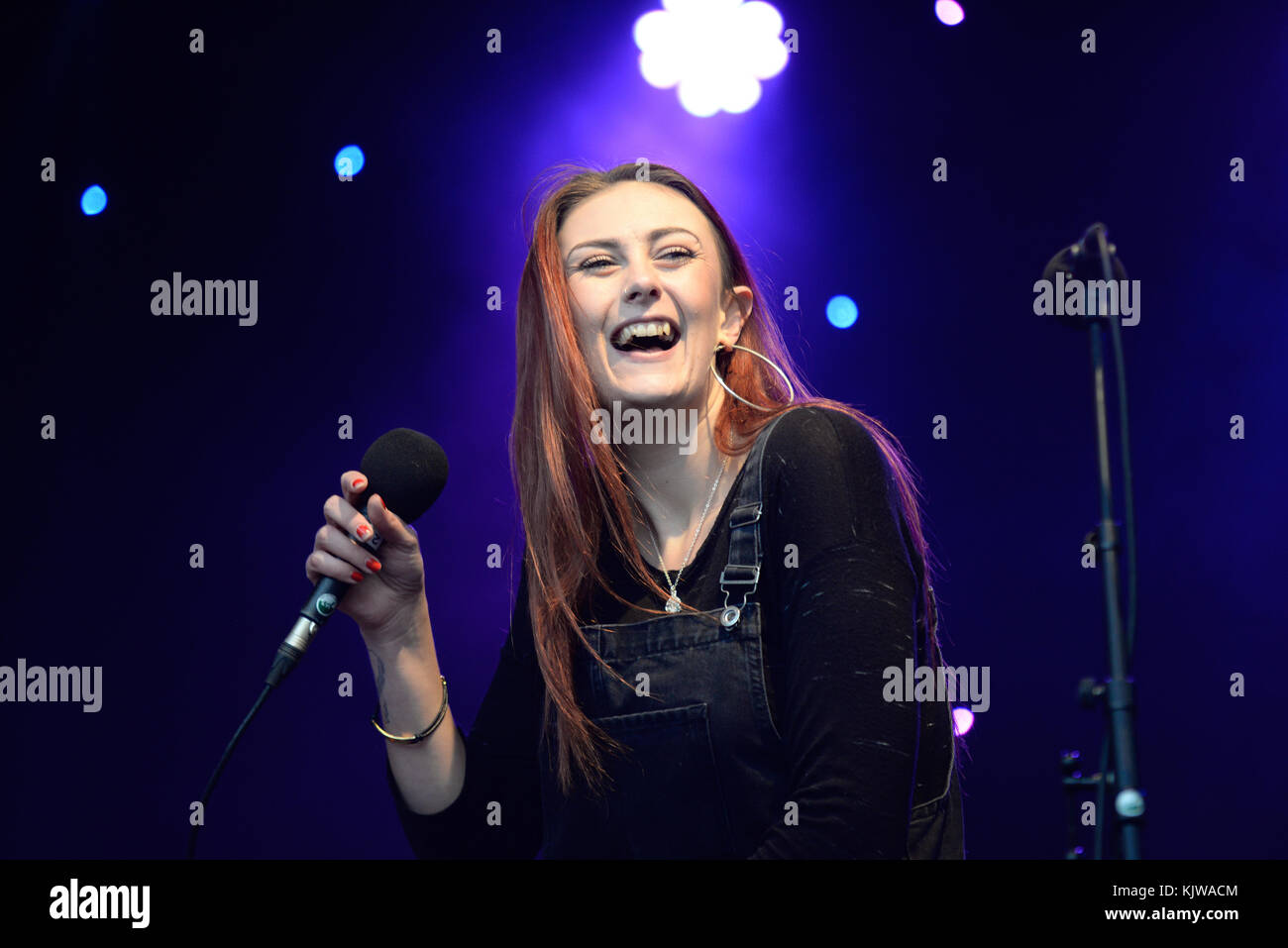 Leanne Louise performing at the Chelmsford Christmas lights switch on ...