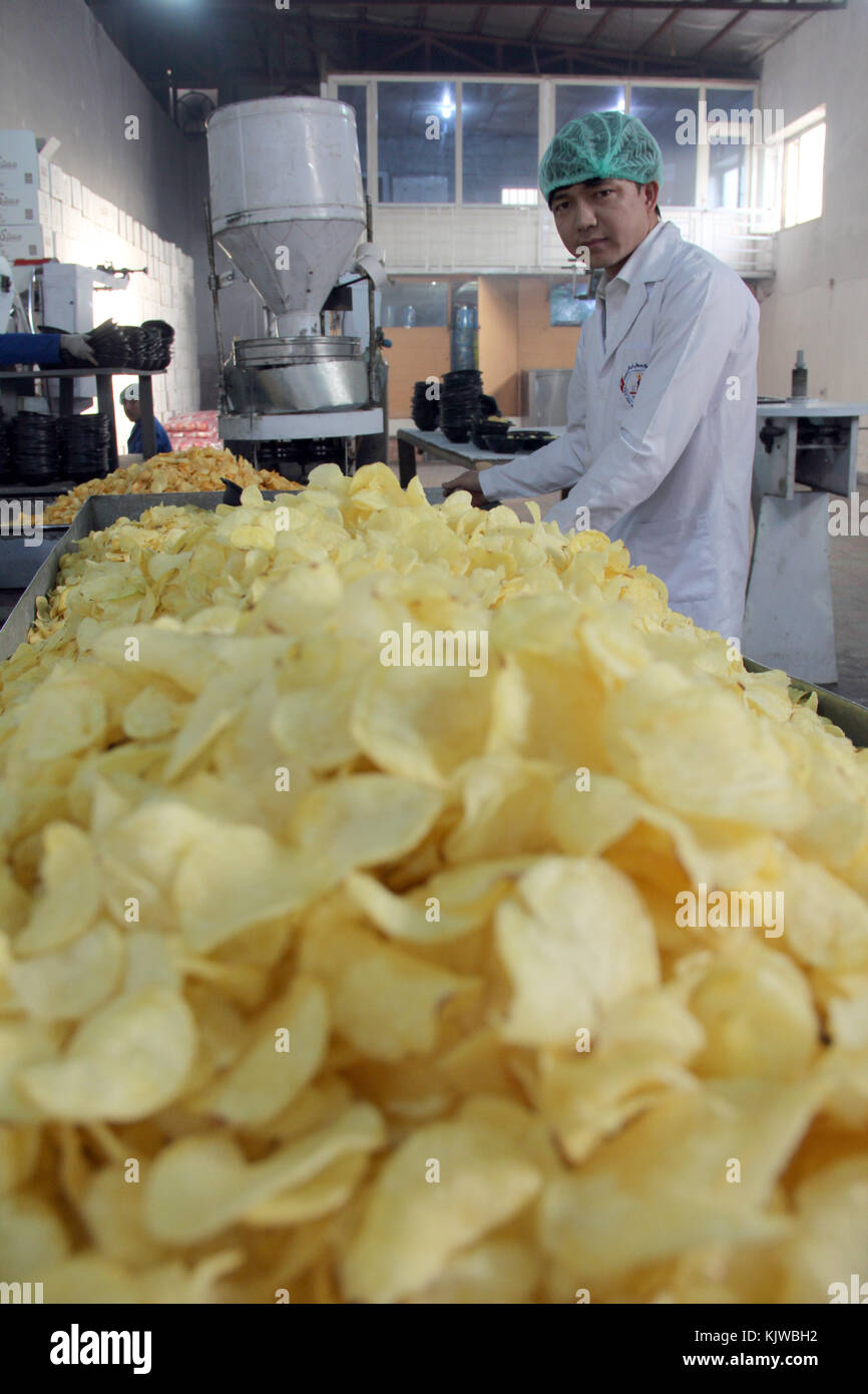Kabul, Afghanistan. 28th Oct, 2017. Workers of the potato chips company ...