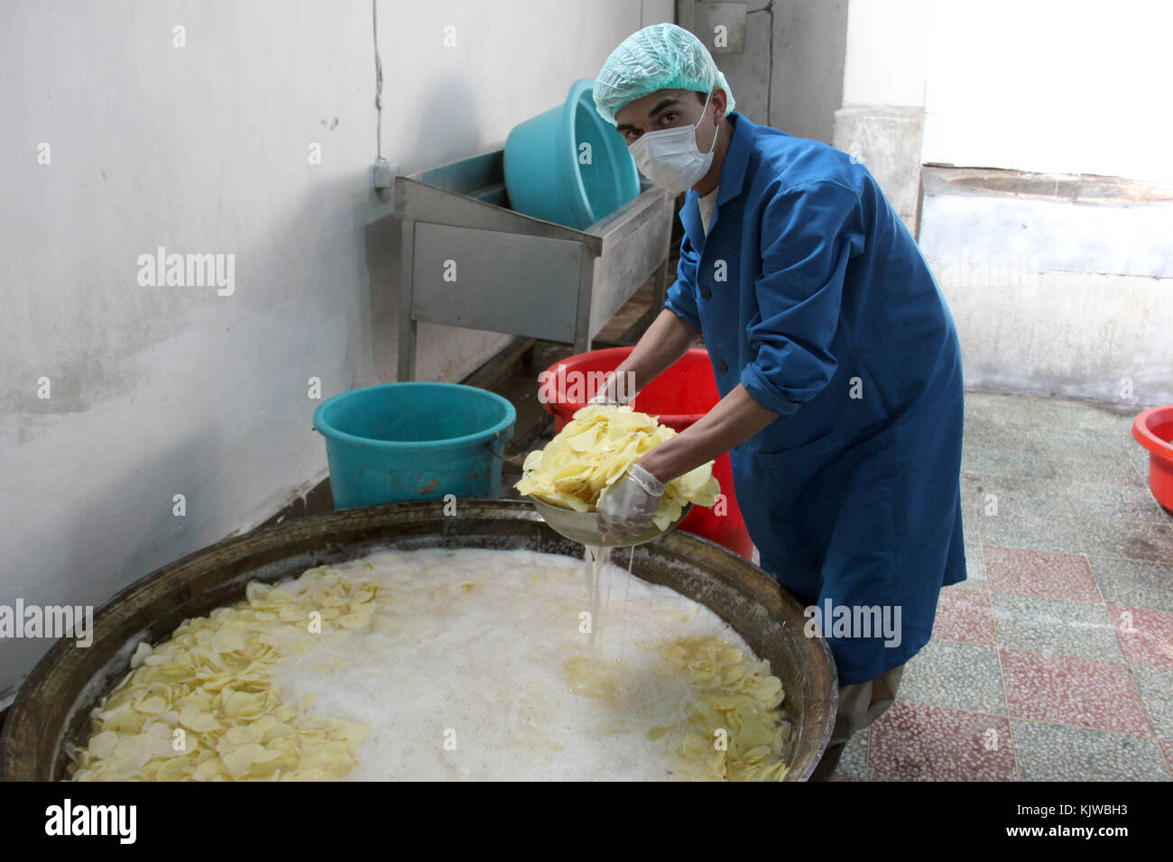Kabul, Afghanistan. 28th Oct, 2017. A worker of the potato chips ...