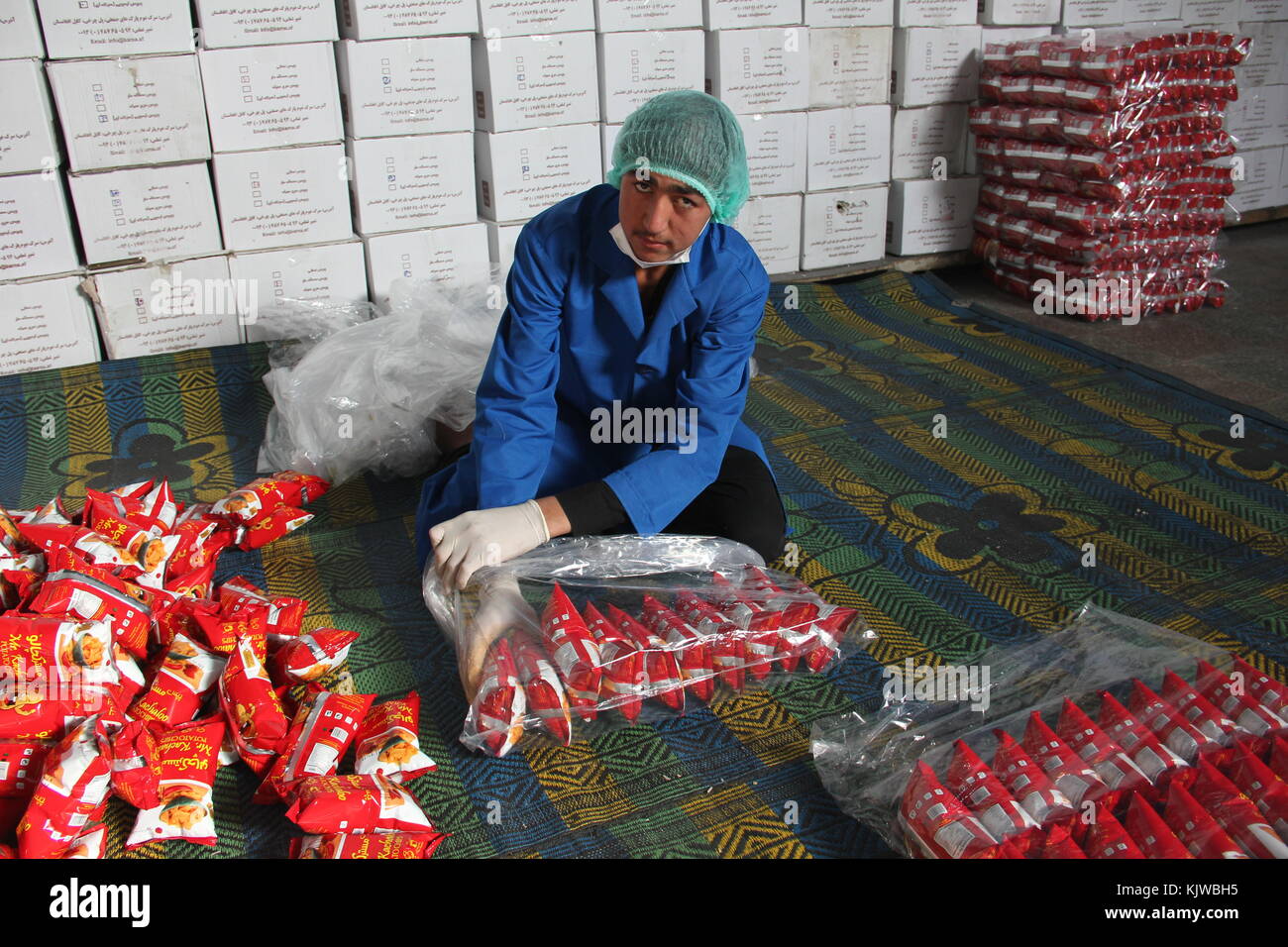 Kabul, Afghanistan. 28th Oct, 2017. A worker of the potato chips ...