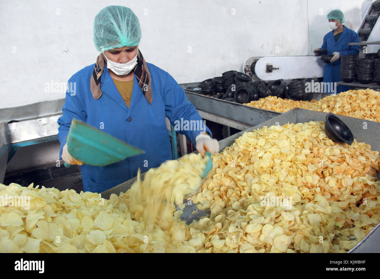 Kabul, Afghanistan. 28th Oct, 2017. Workers of the potato chips company ...