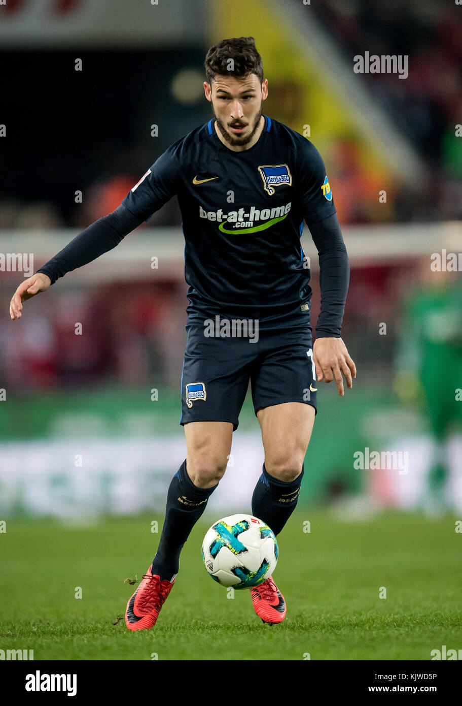 Cologne, Germany. 26th Nov, 2017. Berlin's Mathew Leckie in action ...