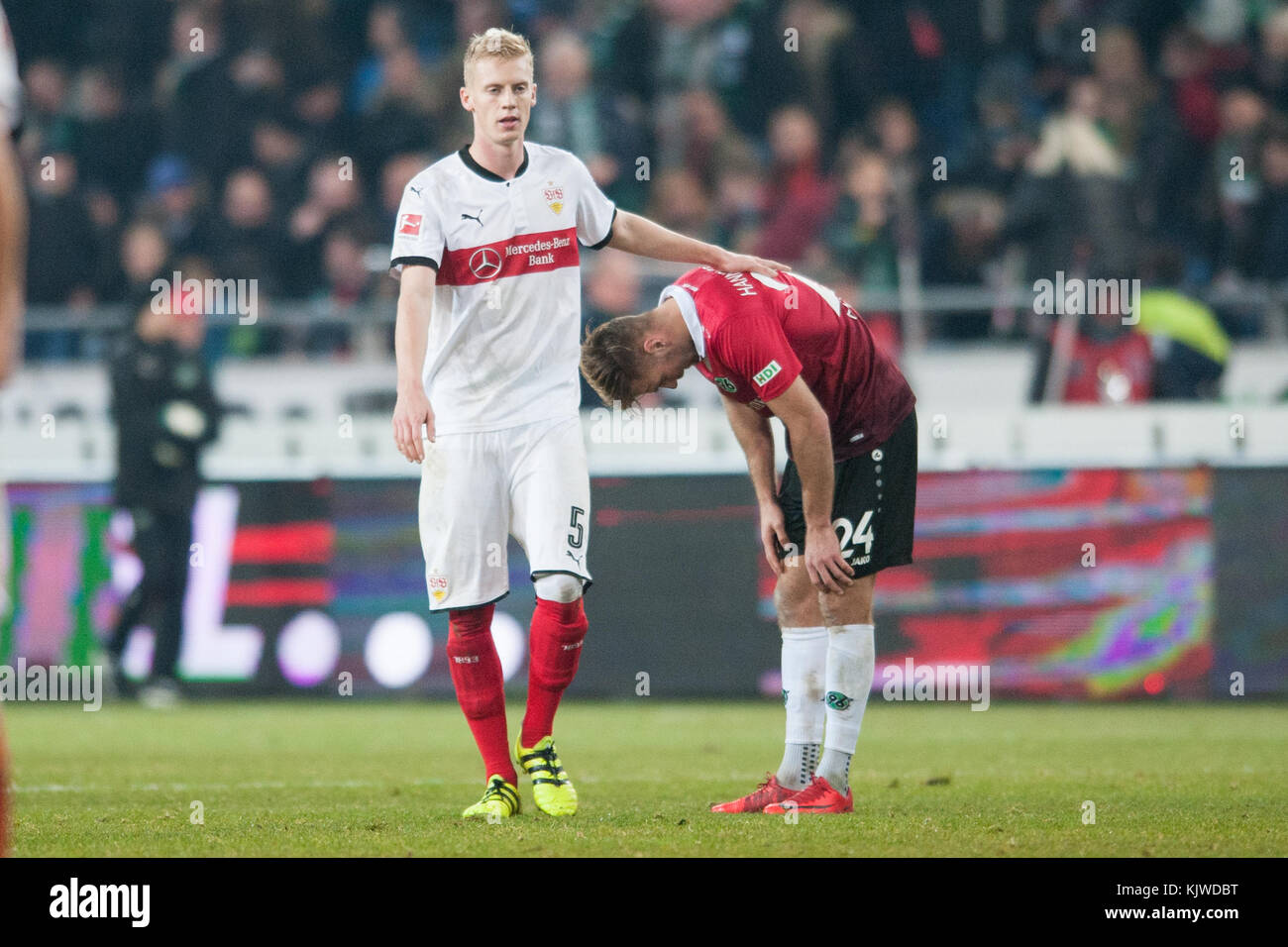 Hannover, Deutschland. 24th Nov, 2017. Timo BAUMGARTL (li., S) und ...