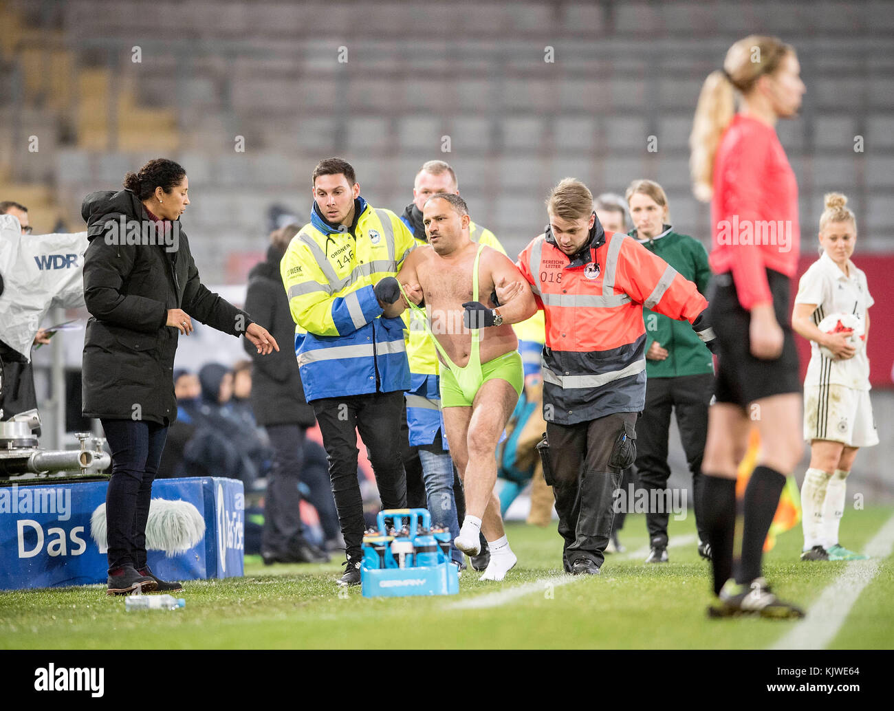 Bielefeld, Deutschland. 24th Nov, 2017. Feature, ein Flitzer ist auf ...