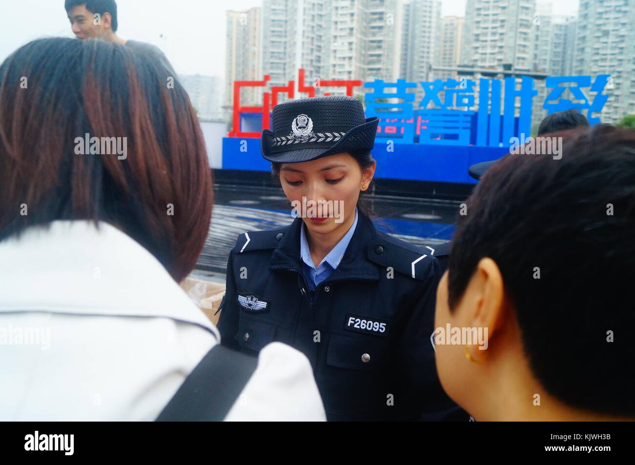Shenzhen police open day scene, a beautiful female police are ...