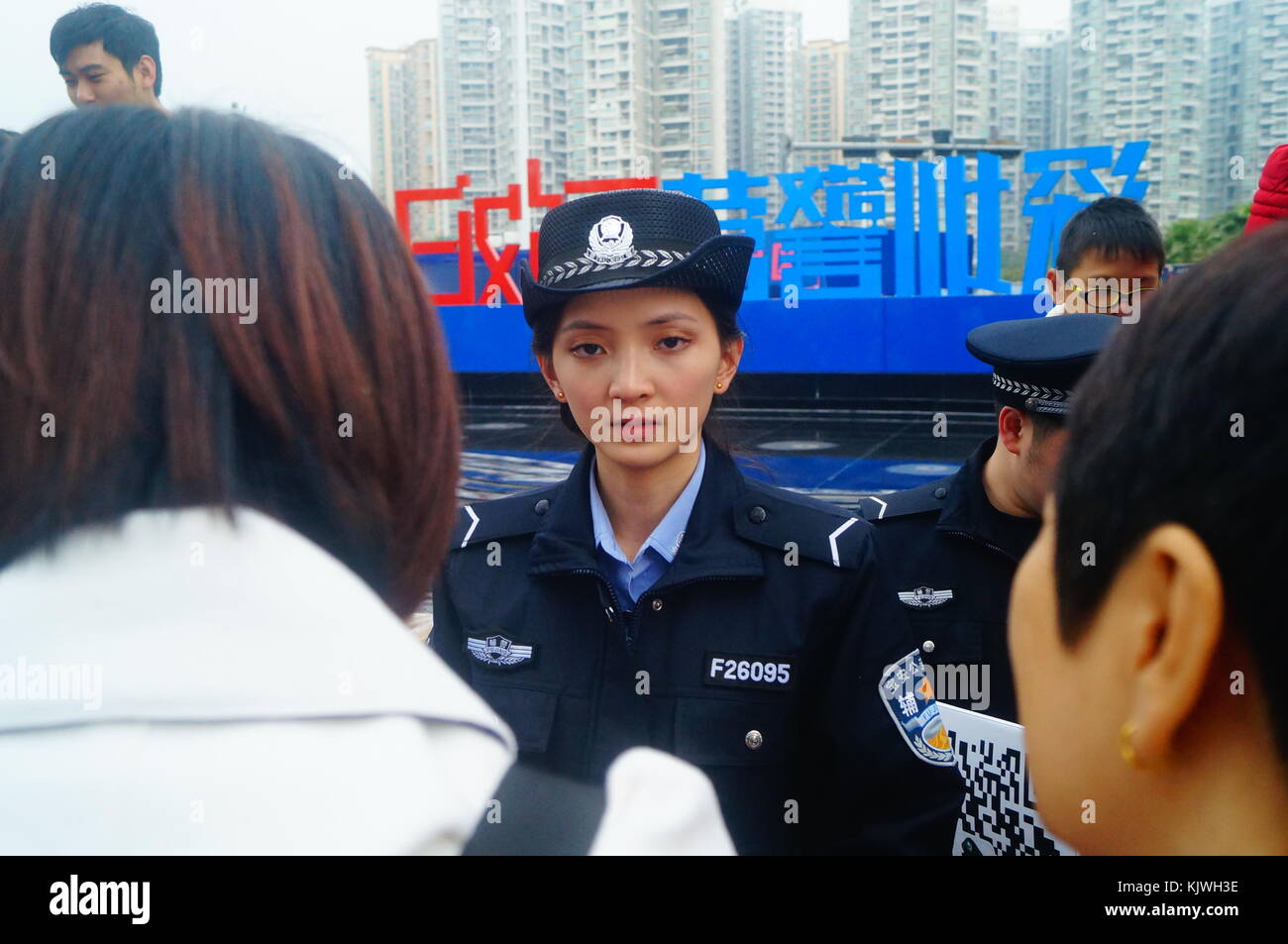 Shenzhen police open day scene, a beautiful female police are ...