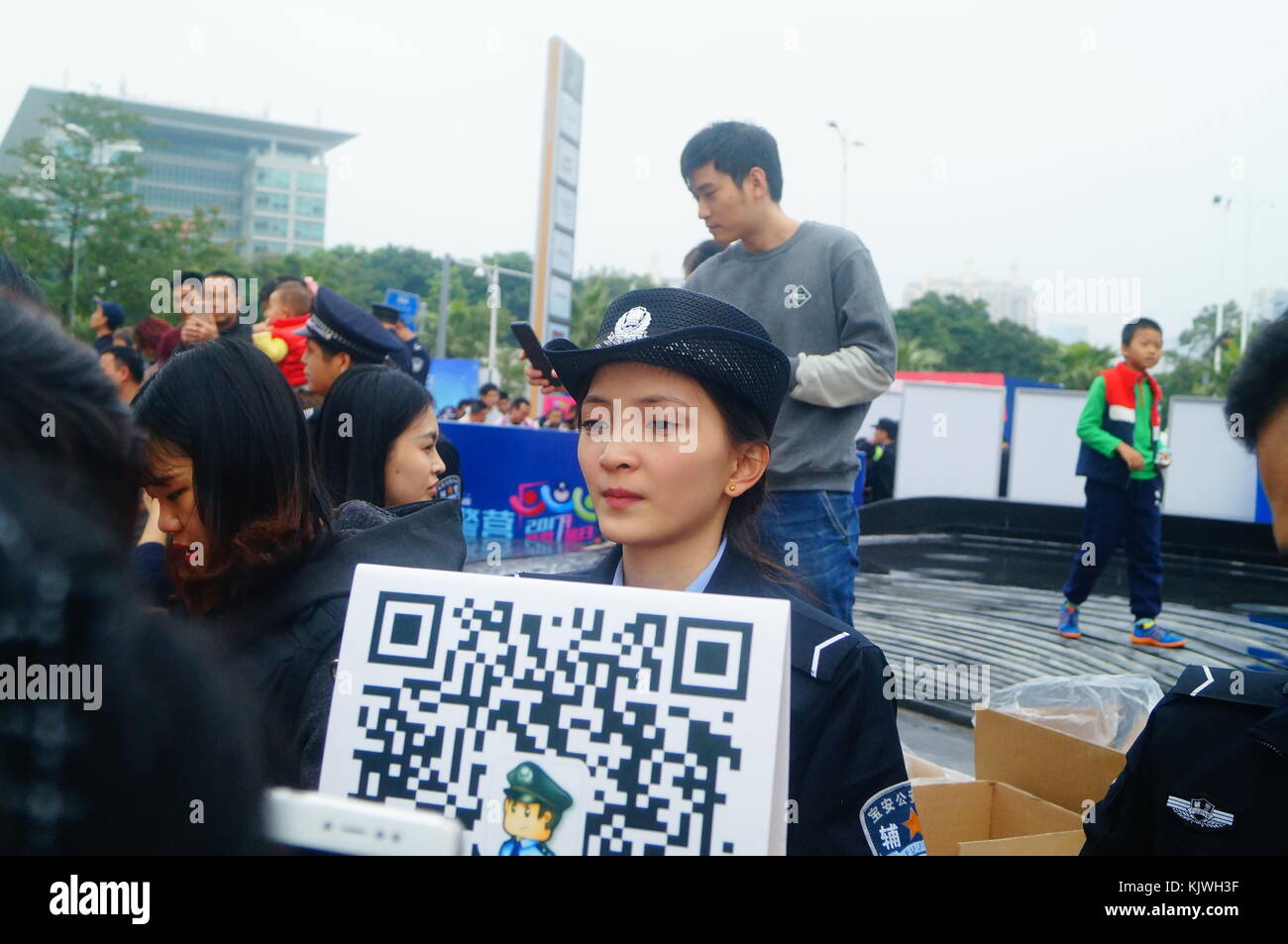 Shenzhen police open day scene, a beautiful female police are ...