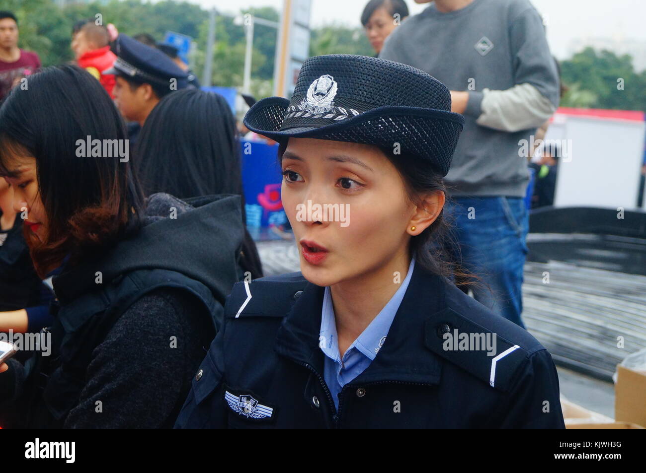 Shenzhen police open day scene, a beautiful female police are ...