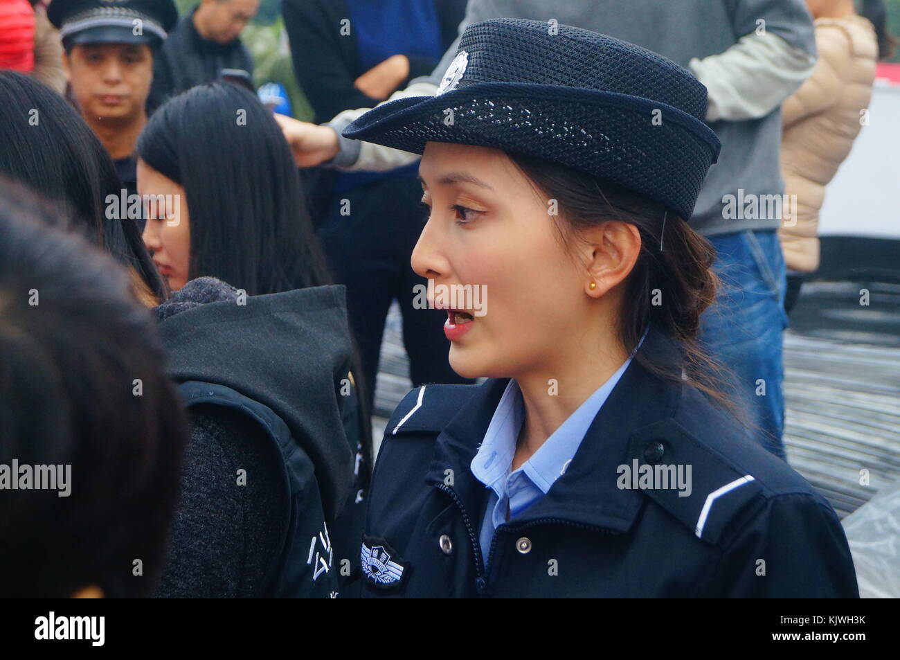 Shenzhen police open day scene, a beautiful female police are ...