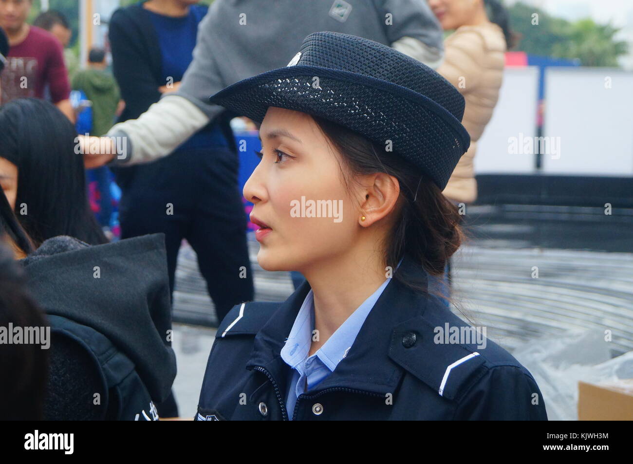 Shenzhen police open day scene, a beautiful female police are ...