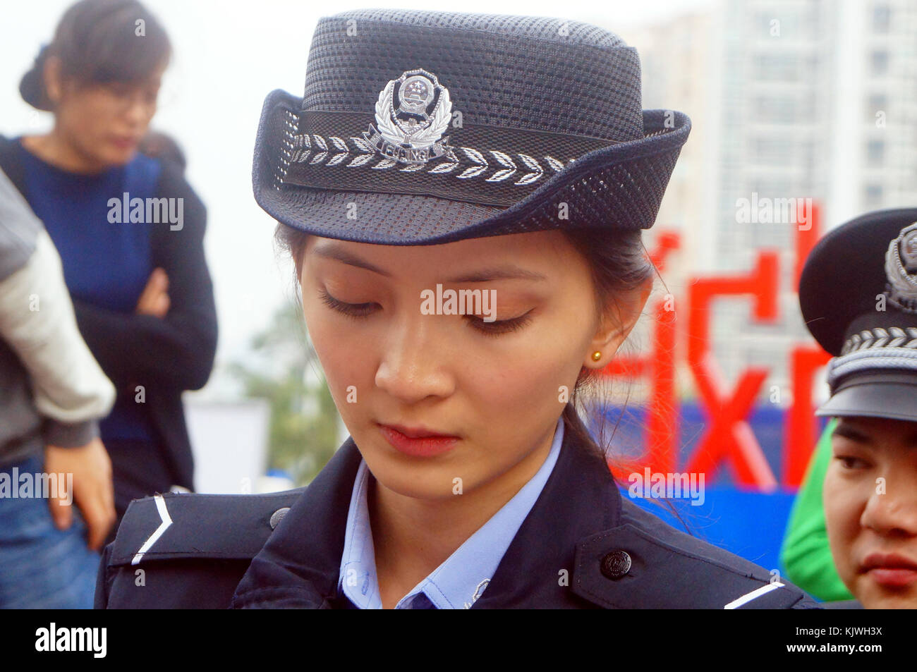 Shenzhen police open day scene, a beautiful female police are ...