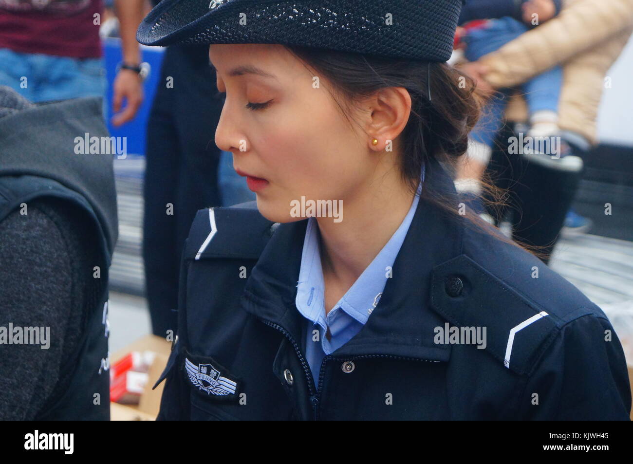 Shenzhen police open day scene, a beautiful female police are ...