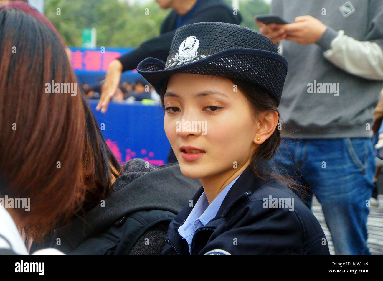 Shenzhen police open day scene, a beautiful female police are ...