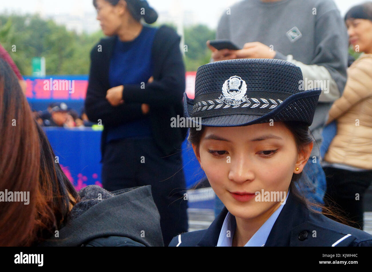 Shenzhen police open day scene, a beautiful female police are ...