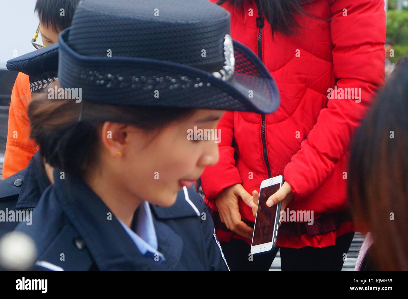 Shenzhen police open day scene, a beautiful female police are ...