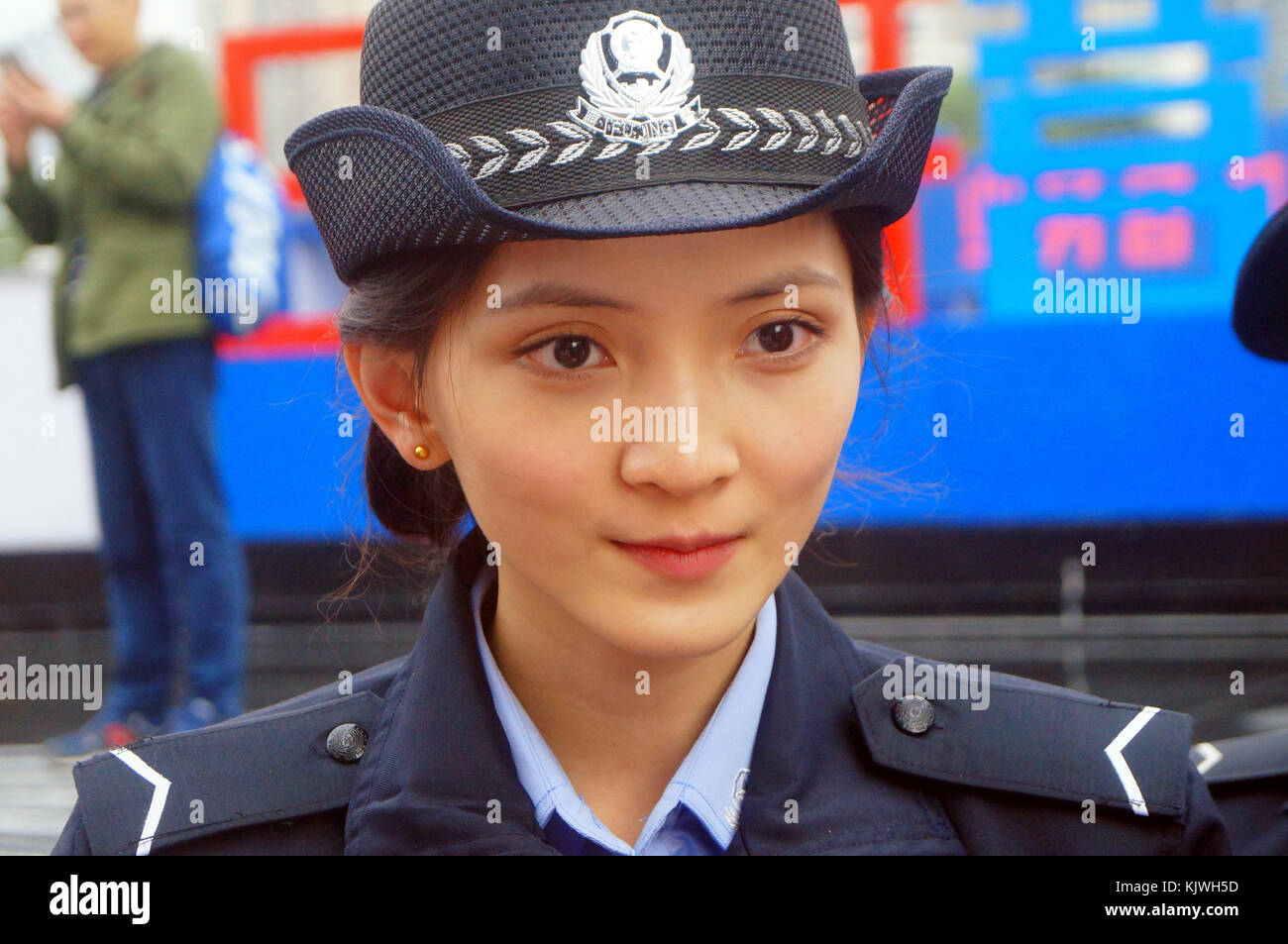 Shenzhen police open day scene, a beautiful female police are ...