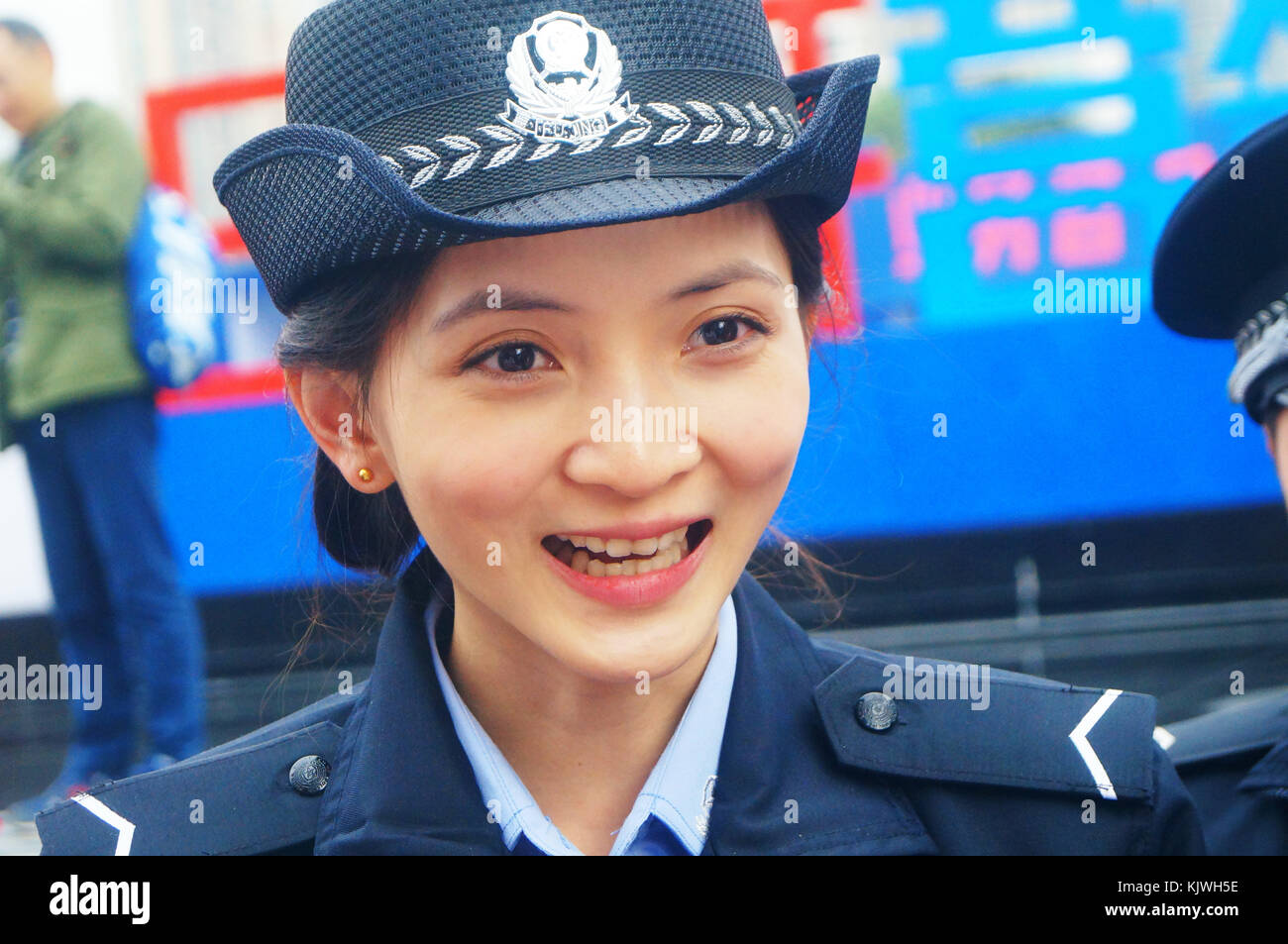Shenzhen police open day scene, a beautiful female police are ...