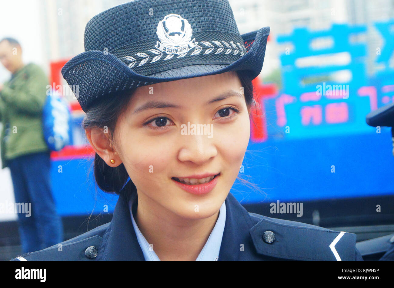 Shenzhen police open day scene, a beautiful female police are ...