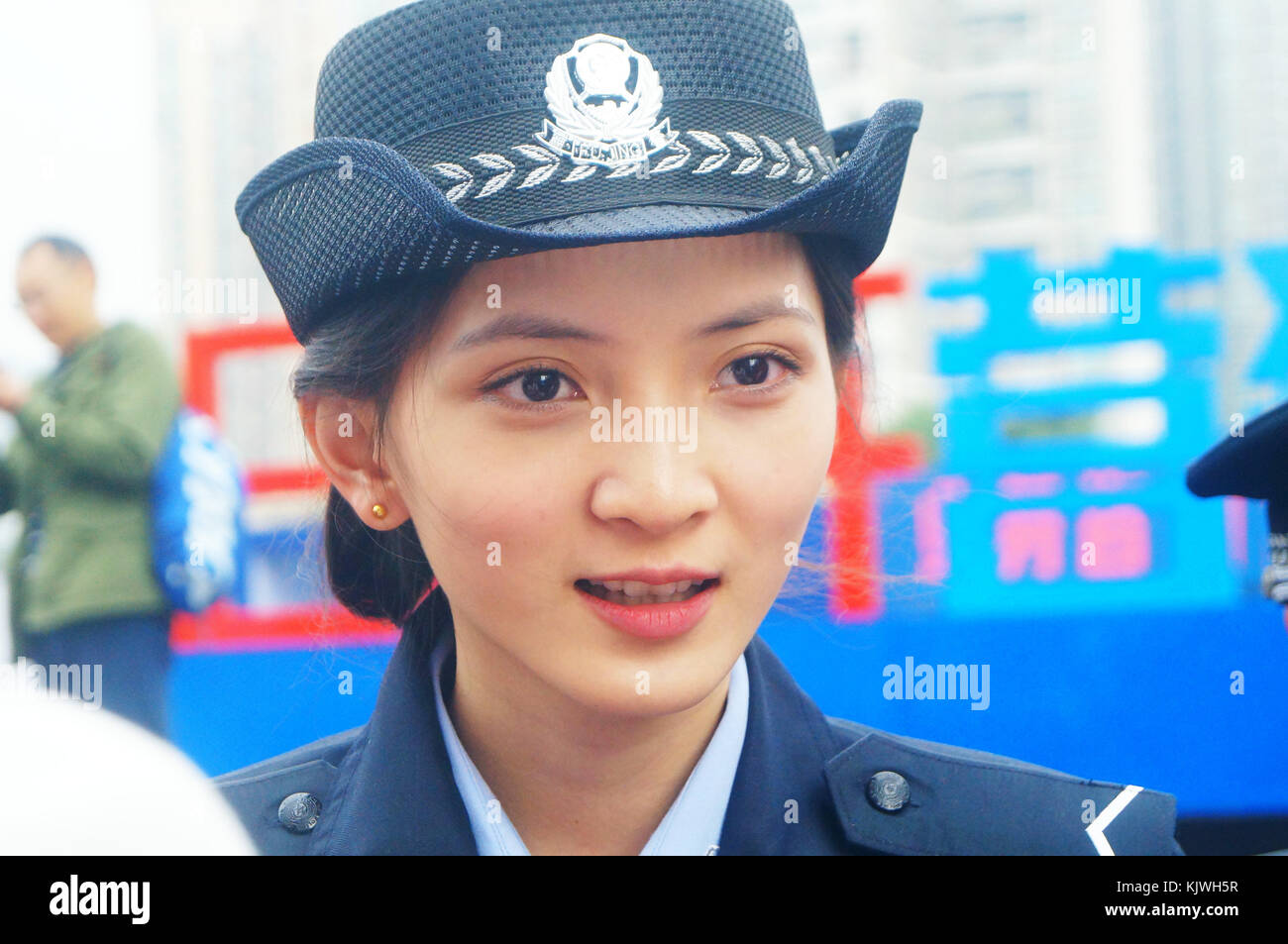 Shenzhen police open day scene, a beautiful female police are ...