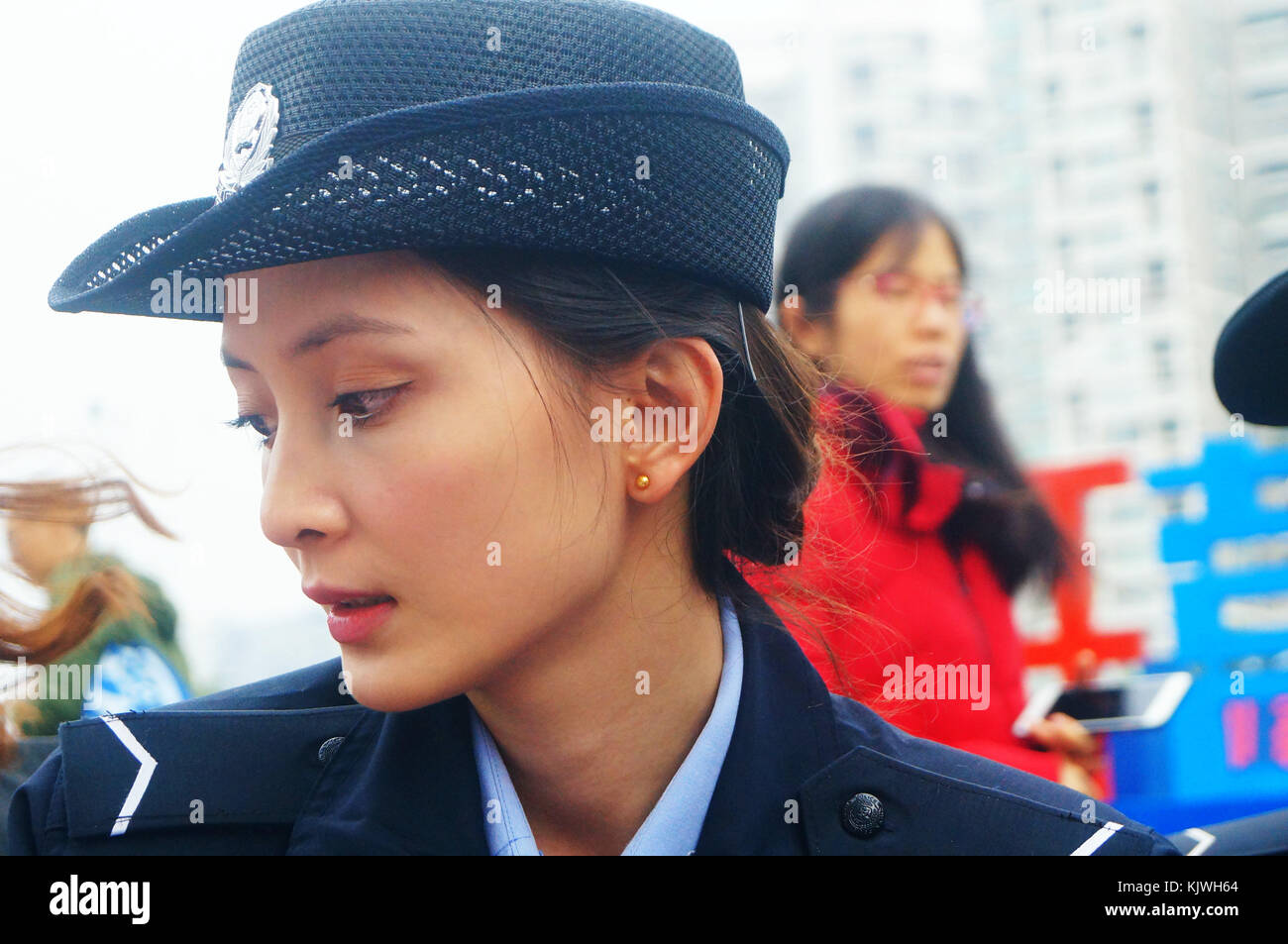 Shenzhen police open day scene, a beautiful female police are ...