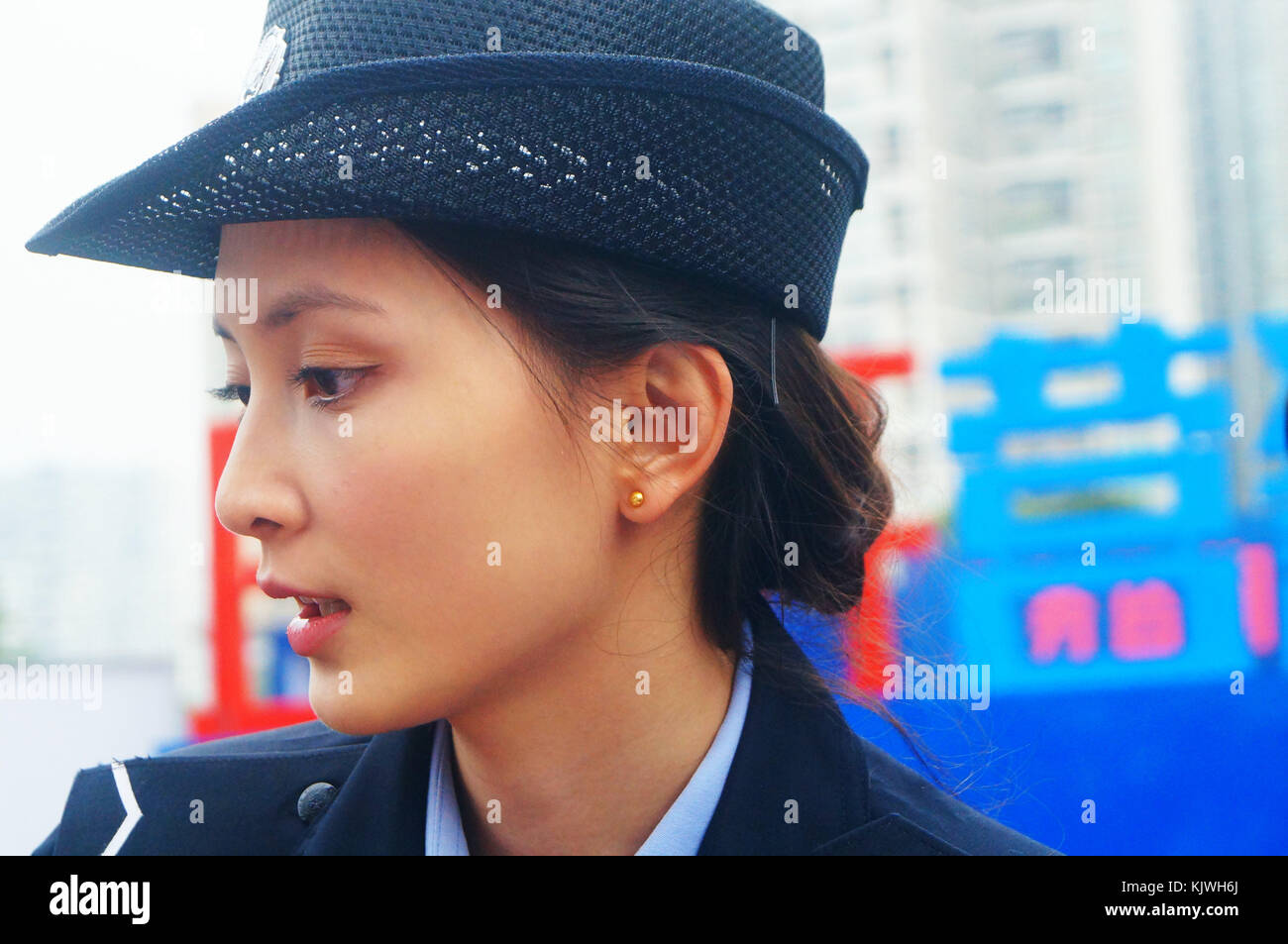 Shenzhen police open day scene, a beautiful female police are ...