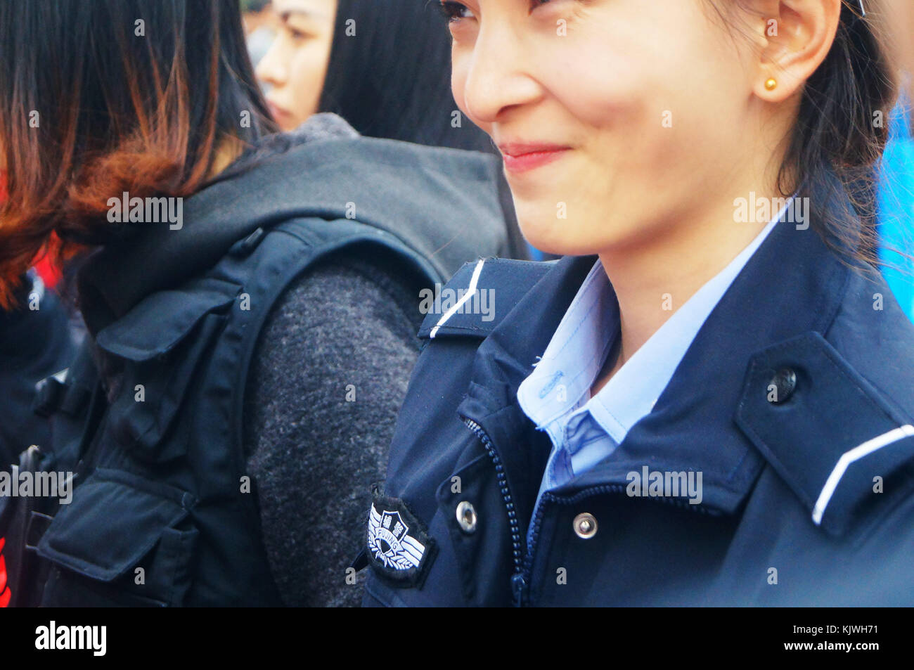 Shenzhen police open day scene, a beautiful female police are ...