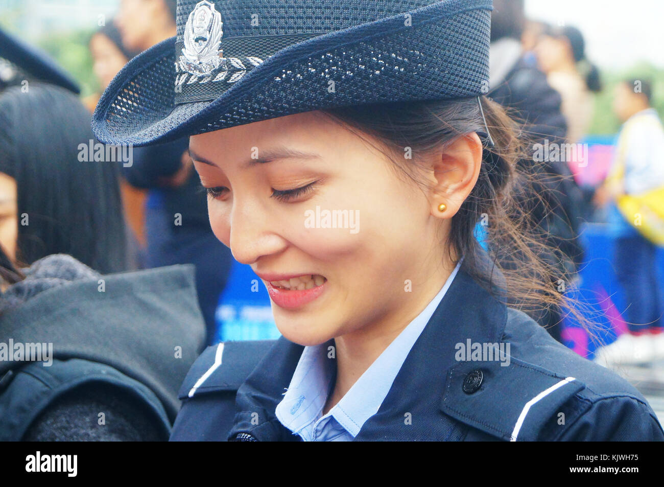 Shenzhen police open day scene, a beautiful female police are ...