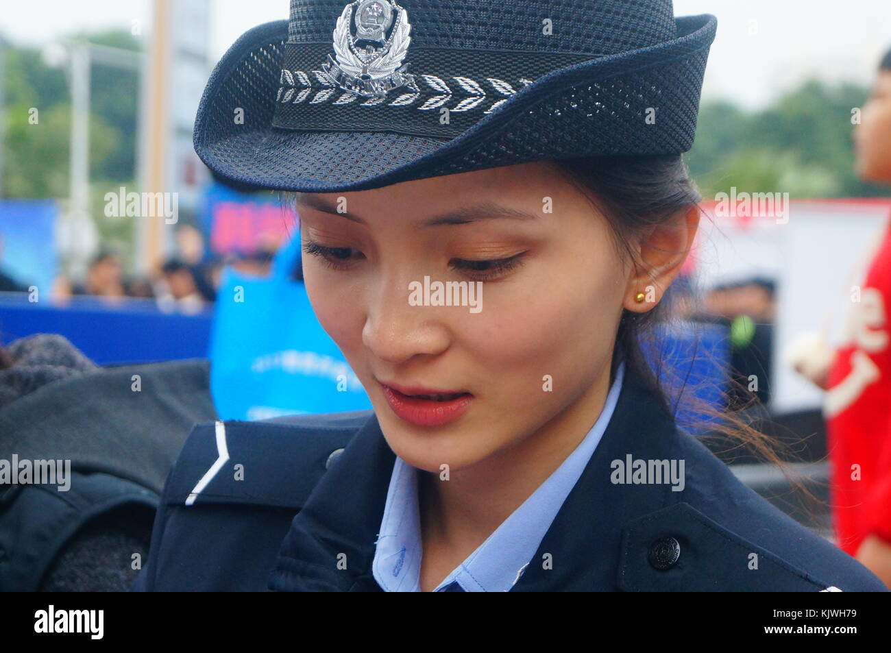Shenzhen police open day scene, a beautiful female police are ...