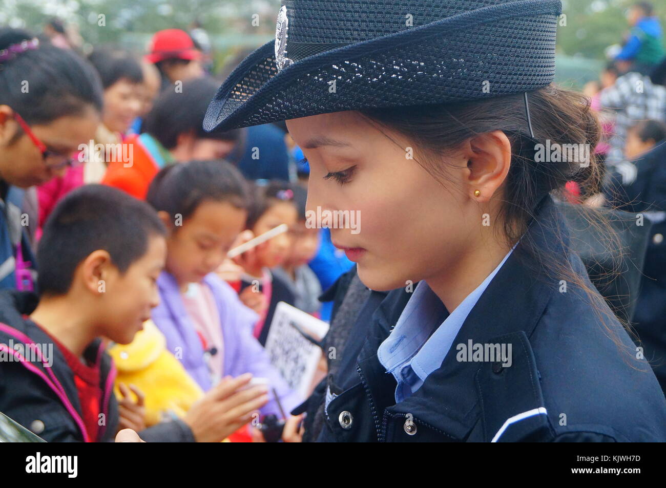 Shenzhen police open day scene, a beautiful female police are ...