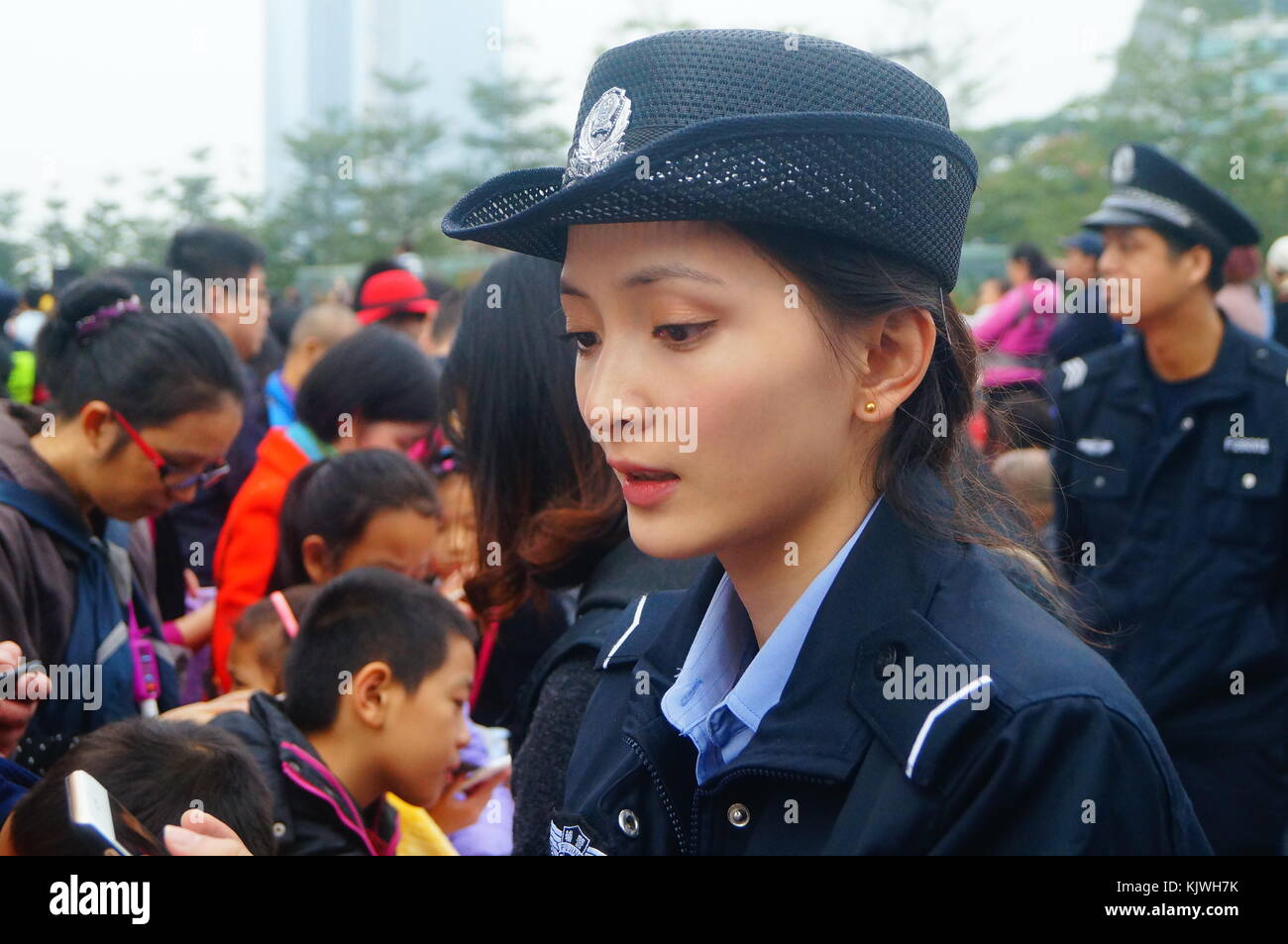 Shenzhen police open day scene, a beautiful female police are ...