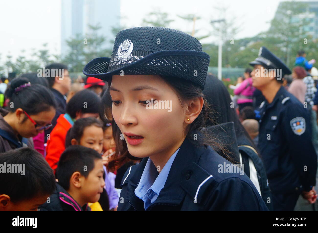 Shenzhen police open day scene, a beautiful female police are ...