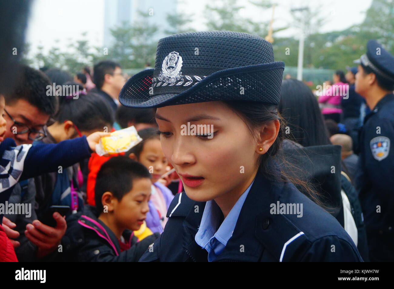 Shenzhen police open day scene, a beautiful female police are ...