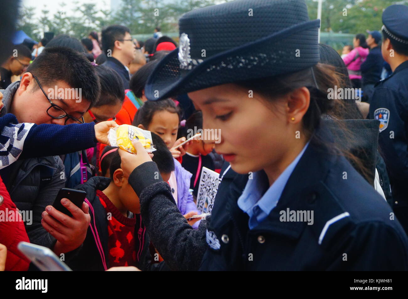 Shenzhen police open day scene, a beautiful female police are ...