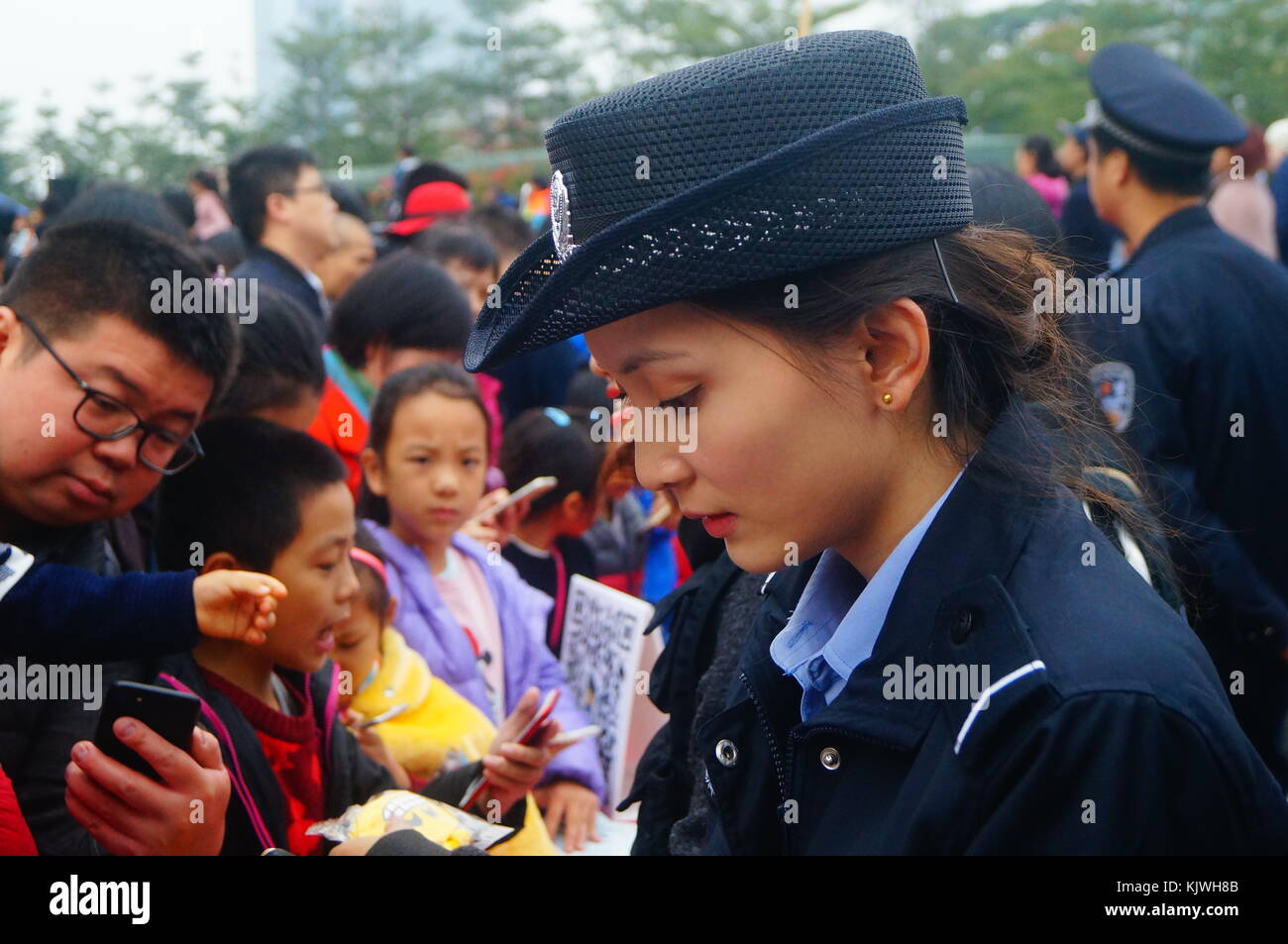 Shenzhen police open day scene, a beautiful female police are ...