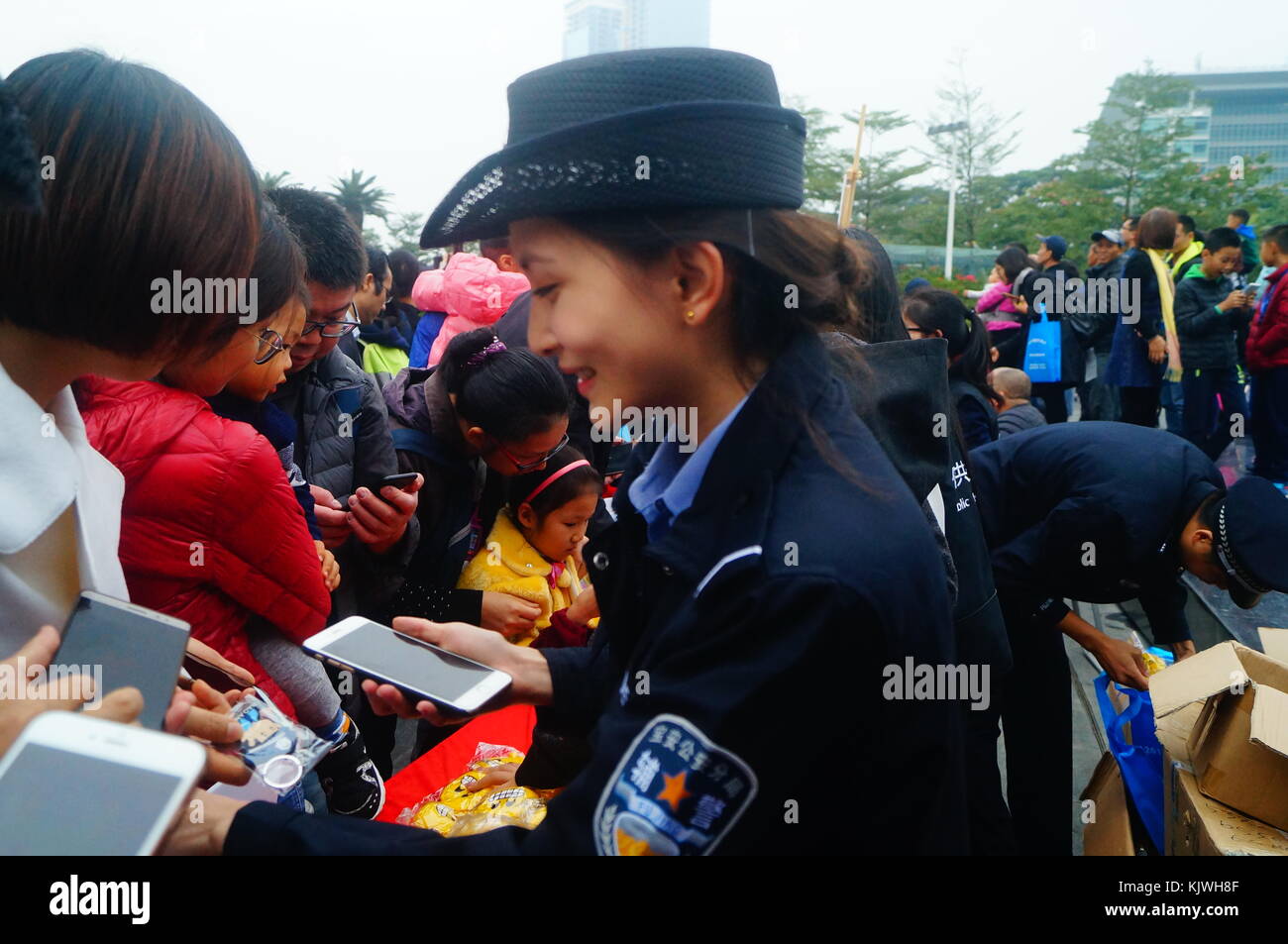 Shenzhen police open day scene, a beautiful female police are ...