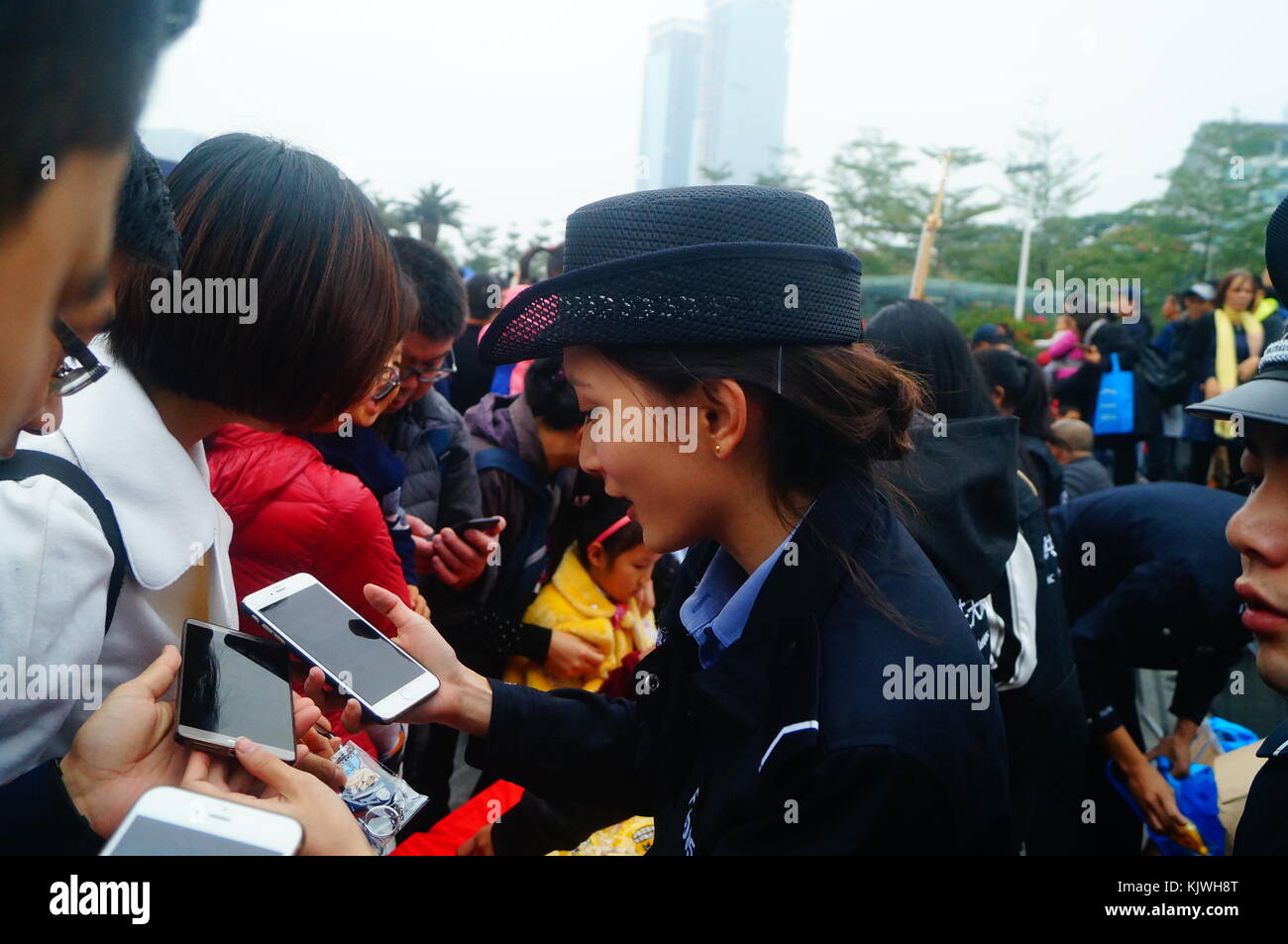 Shenzhen police open day scene, a beautiful female police are ...
