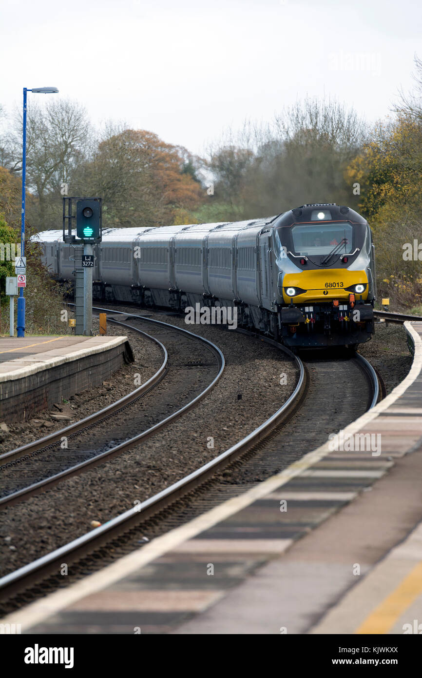 Chiltern Railways Mainline train passing through Hatton station ...