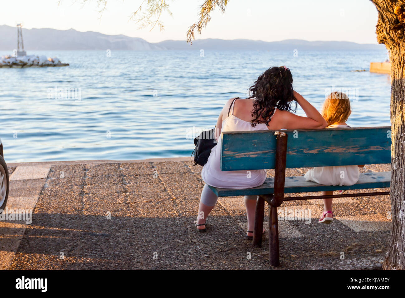 Bench facing the horizon hi-res stock photography and images - Alamy