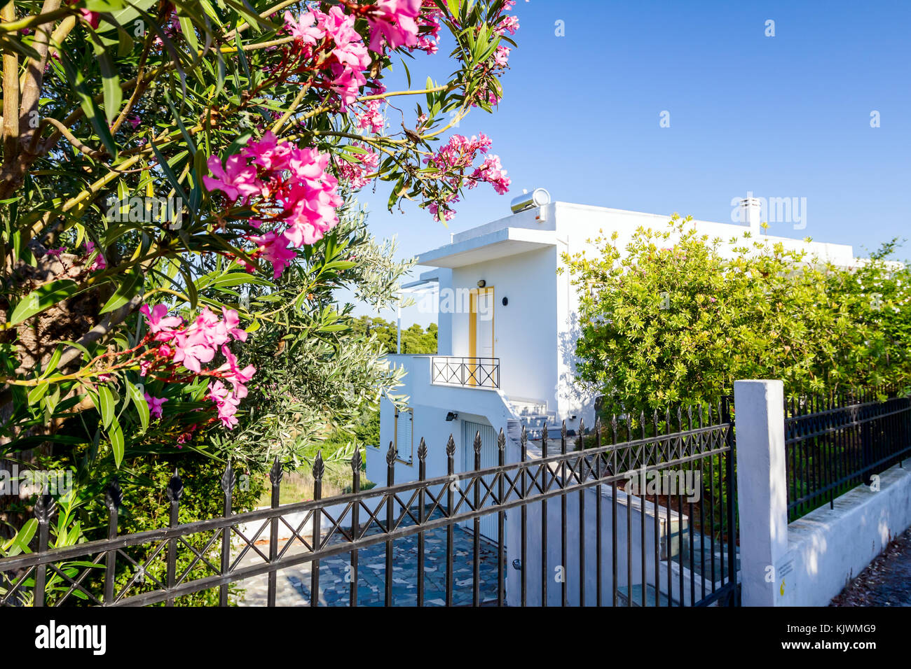 Black luxury house gate hi-res stock photography and images - Alamy